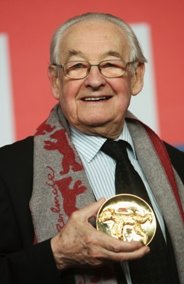 Regizorul Andrzej Wajda îşi va apăra prietenul, Lech Walesa, cu arma ...