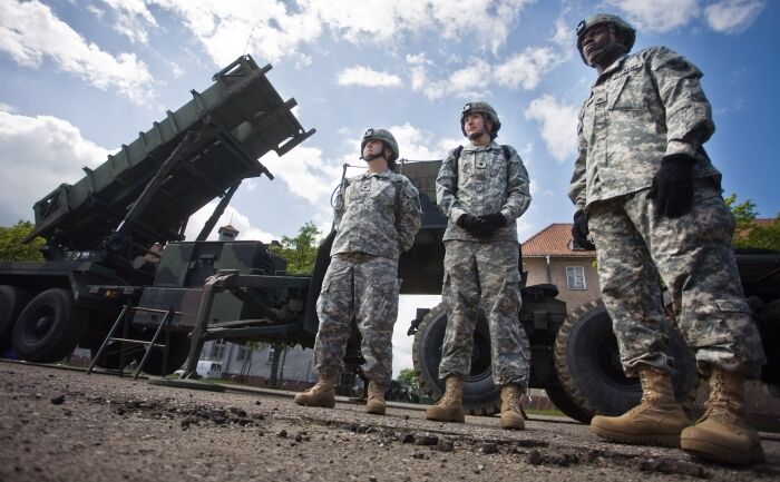 Statele Unite iau în calcul o prezenţă militară permanentă în Polonia ...