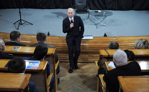 Cartea despre copilăria lui Putin, achiziţie obligatorie pentru ...