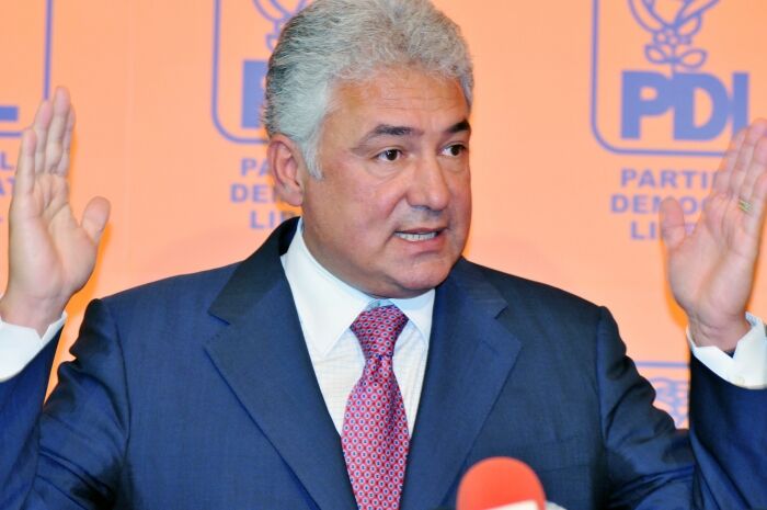 Capăt de linie. Adriean Videanu reţinut într-un dosar de corupţie în ...