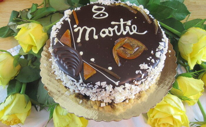 Tort din foi de bezea cu alune şi nucă - deosebit de apetisant