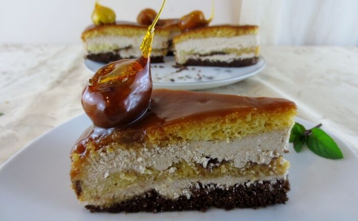 Tort din foi de bezea cu alune şi nucă - deosebit de apetisant