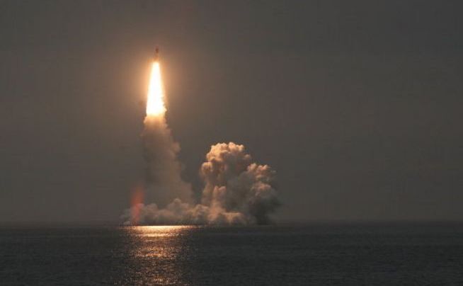 Rusia lansează rachete de pe submarine din Marea Barents