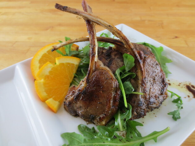 Cotlete de miel cu cimbru, usturoi şi portocale - o bogăţie de arome