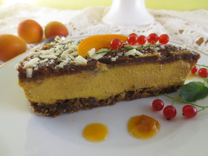 Tort din foi de bezea cu alune şi nucă - deosebit de apetisant