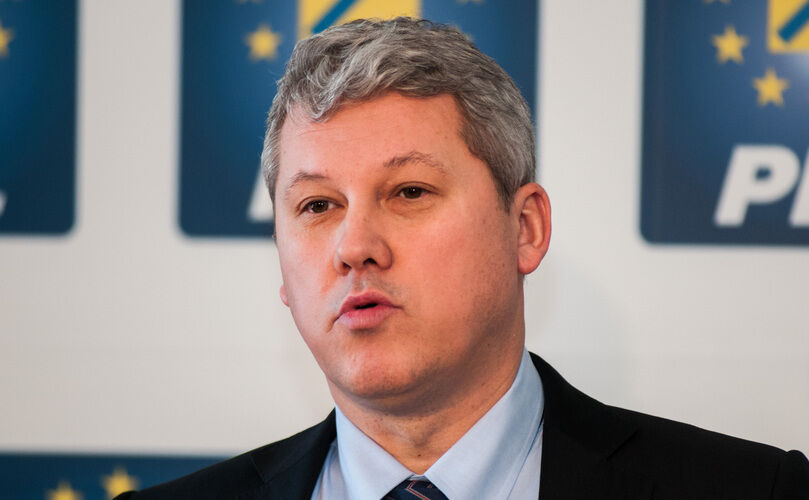 Vlad Alexandrescu îi sugerează lui Predoiu să se retragă în favoarea ...