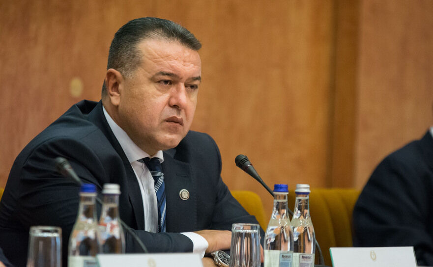 Din 1,3 milioane de bugetari, 700.000 sunt în administraţii. "A devenit ...