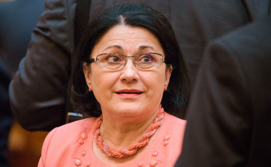 Andronescu, acuzată că sfidează legea în trafic. Şi pe cetăţeni: "Aşa e ...