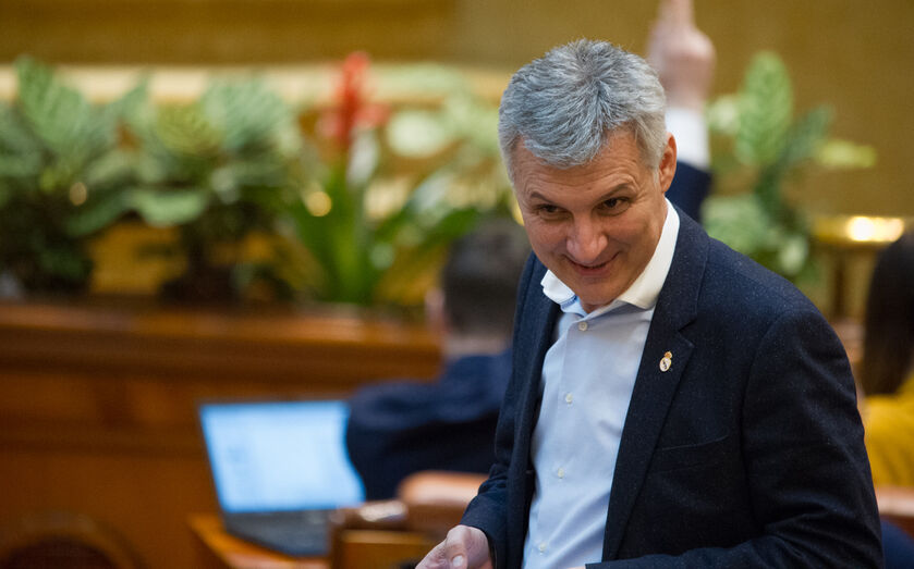 S-au aprins spiritele în campanie. Zamfir: Din vreo 92 de şedinţe de la ...