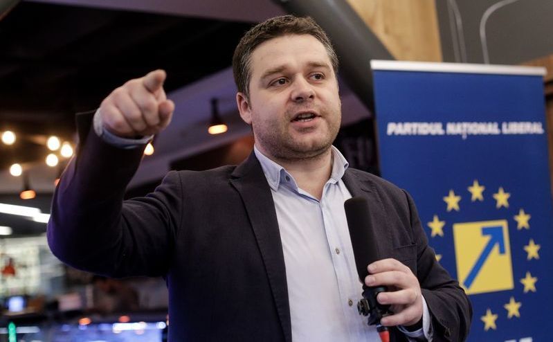 "Pentru asta cu mama să-ţi fie ruşine" - Scandal pe FB între Ciucu şi ...