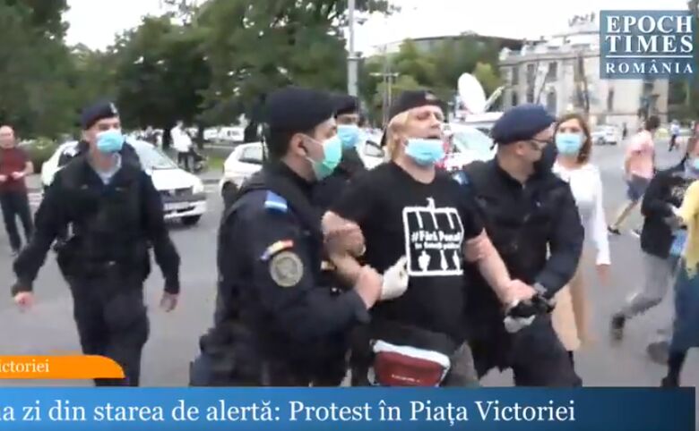 Marian "Ceauşescu", luat pe sus de jandarmi din Piaţa Victoriei şi ...