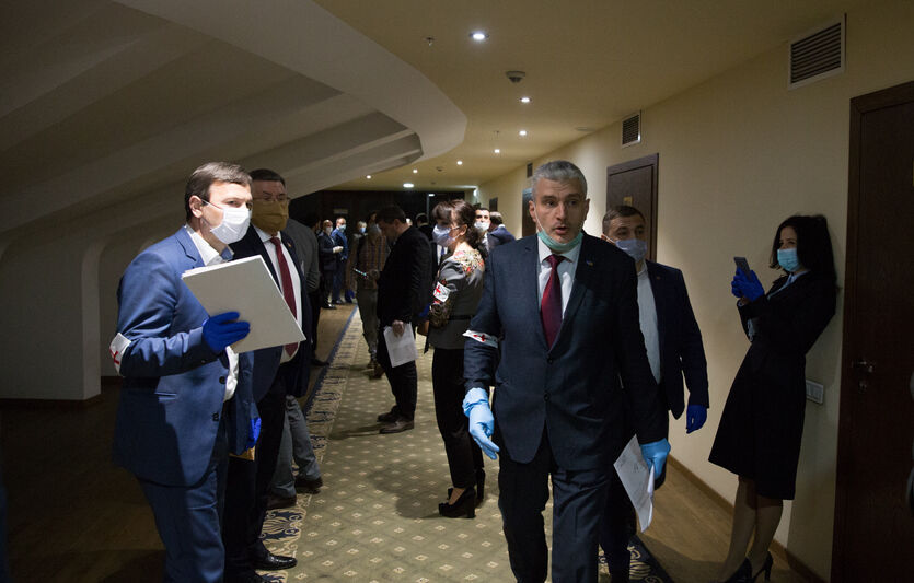 Alexandr Slusari: „Preşedintele pungă-Dodon” este simbolul corupţiei ...