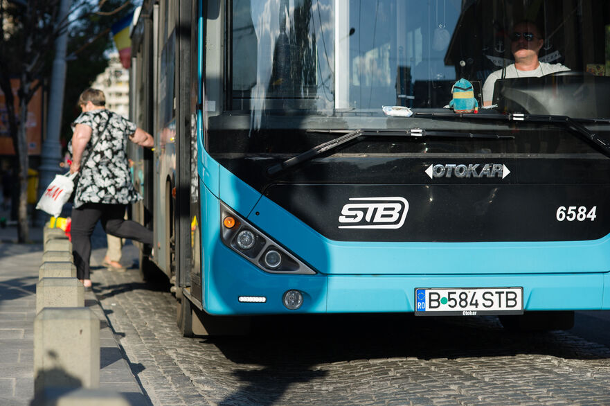 Şoferi STB amendaţi după ce au refuzat să permită urcarea unei tinere ...