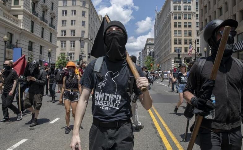 Antifa revine în seara alegerilor, provocând haos în centrul oraşului ...