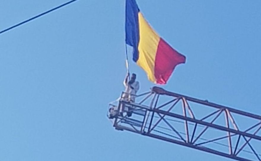 “Stegarul dac”, protest pe macara împotriva “statului mafiot”