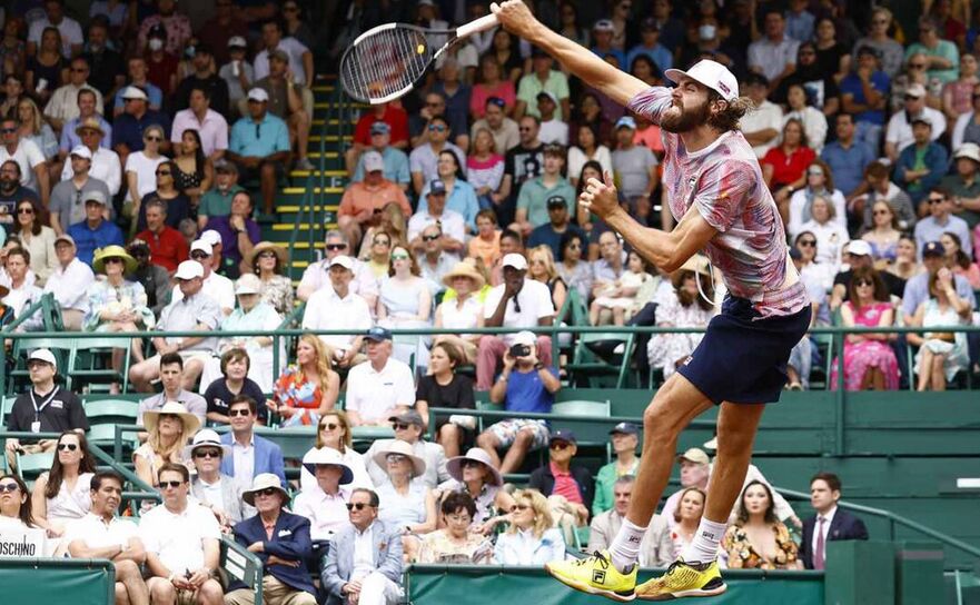 Reilly Opelka, învingător la Houston după o finală jucată în compania ...