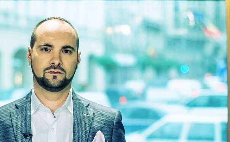 Mănăstire se autosuspendă din funcţia ocupată la vârful PNL şi îi ...