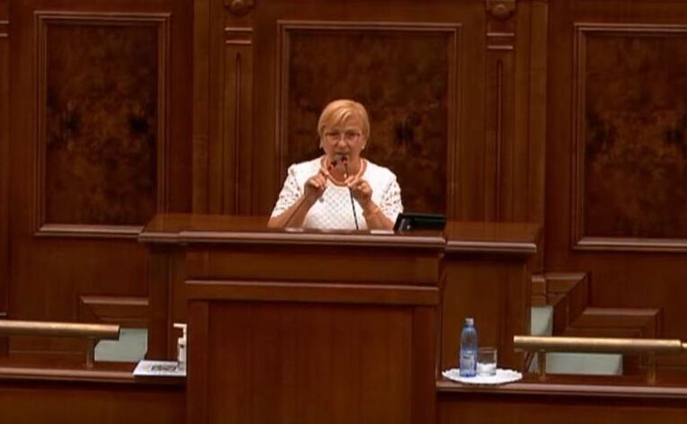 Soţia unui fost rival de-al lui George Simion demisionează din AUR cu ... Soţia unui fost rival de-al lui George Simion demisionează din AUR cu ...