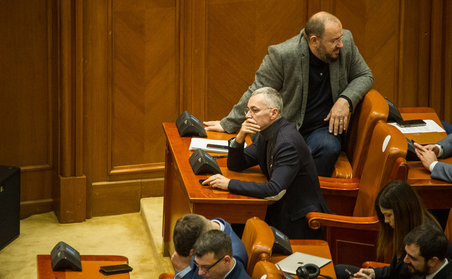 Stelian Ion bate cu pumnul în masă: Guvernul specialului Ciucă e pe post de Moş Crăciun! | Epoch ...