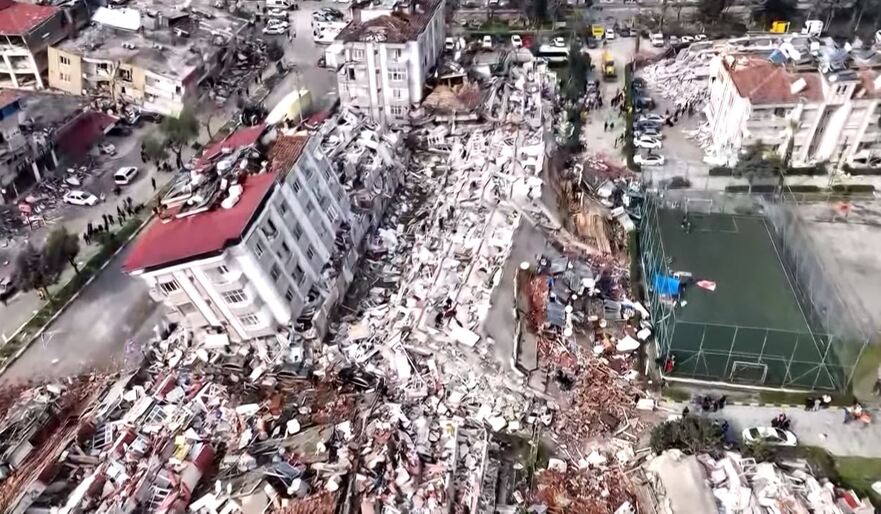 Bilanţul cutremurului din Turcia trece de 12.000 de morţi. Oamenii se ...