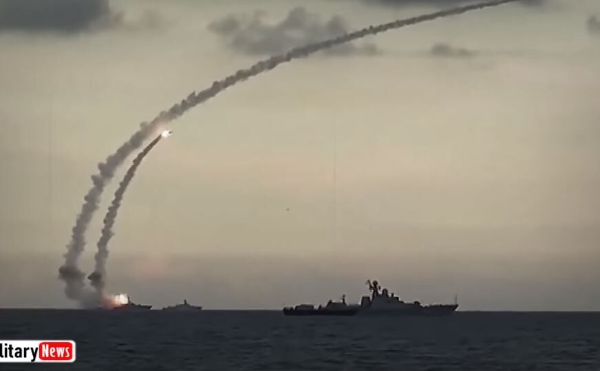 Două submarine ale Flotei ruse din Marea Neagră au exersat lansări de ...