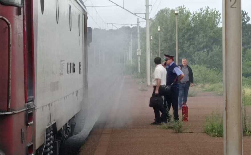 Locomotiva unui tren plin cu navetişti a luat foc pe ruta Ploieşti ...