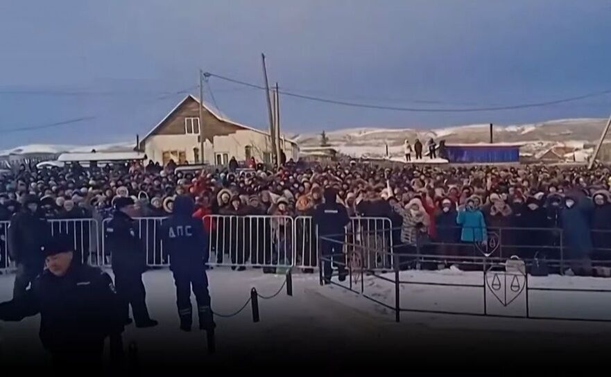 Poliţia intervine brutal la un protest în Rusia. Mulţimea furioasă ...