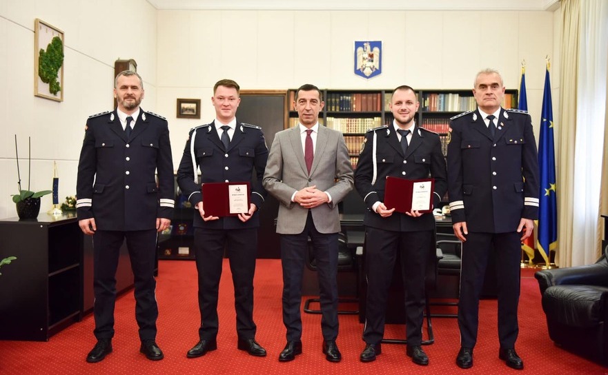 Poliţiştii care au salvat viaţa unei femei înjunghiate de fostul ei ...