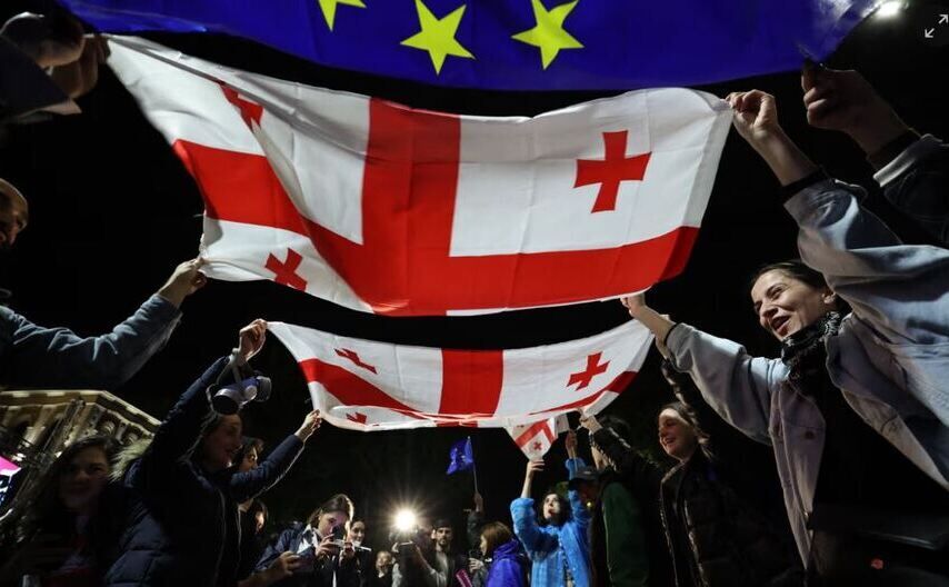 Mii de persoane se adună în Georgia pentru a contesta votul şi a cere ...