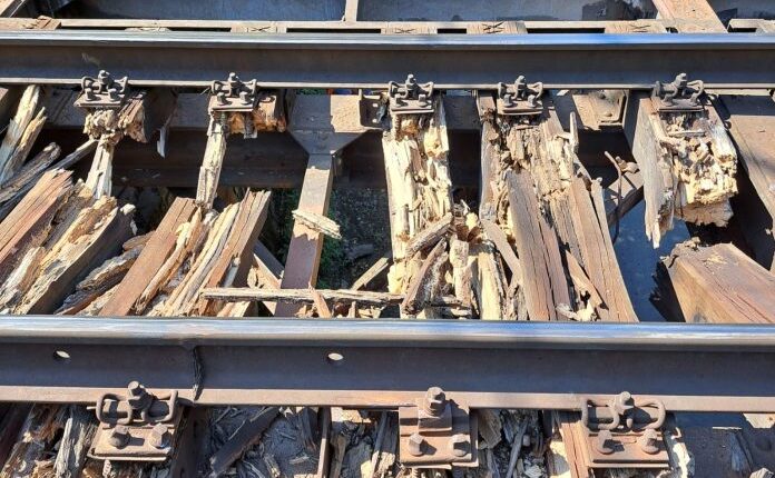 De România. Tren internaţional deraiat pe un pod cu zeci de traverse ...