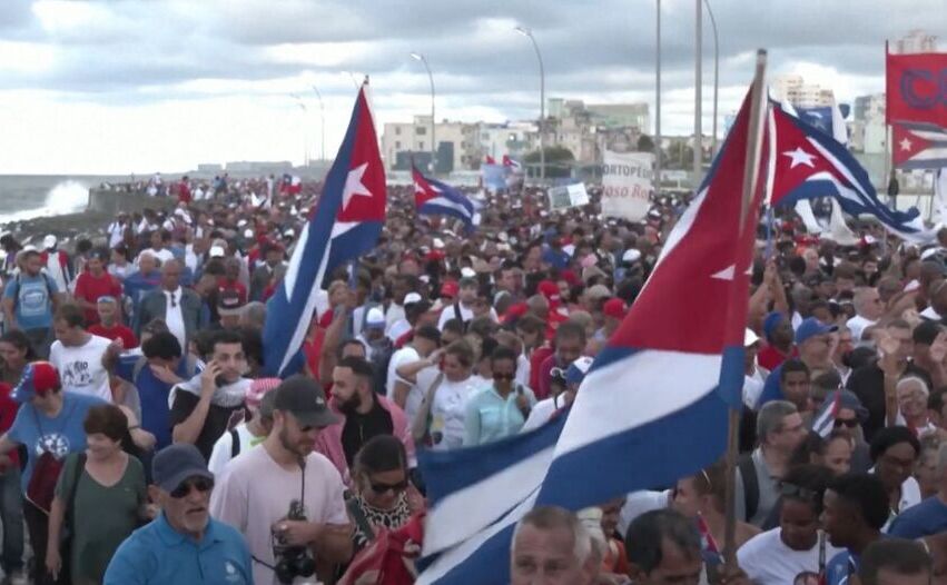 Protest masiv în faţa Ambasadei SUA din Havana. Comuniştii cubanezi ...