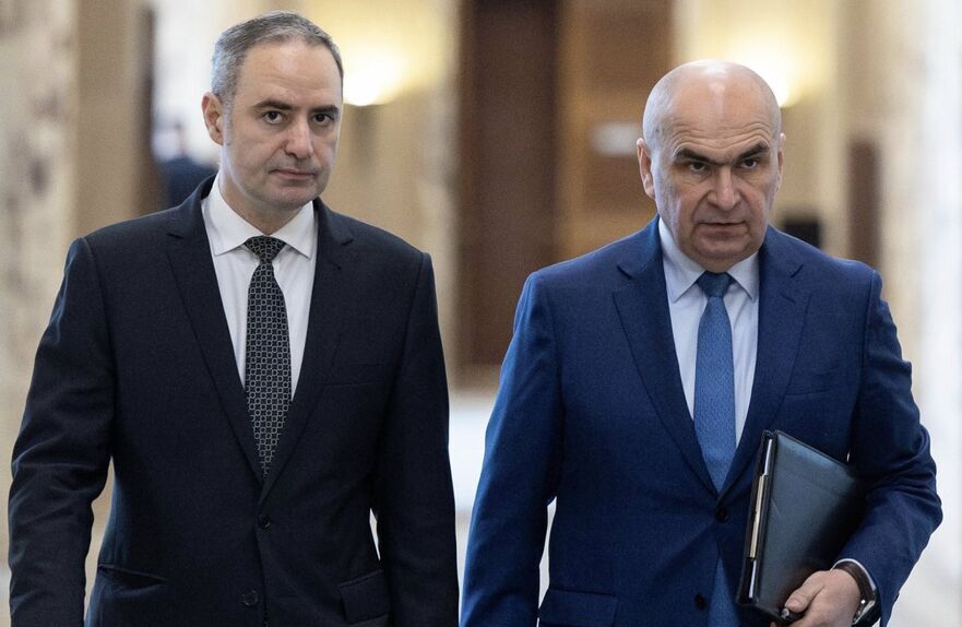Cifrele momentului: Deficitul scade la mai mult de jumătate faţă de ...