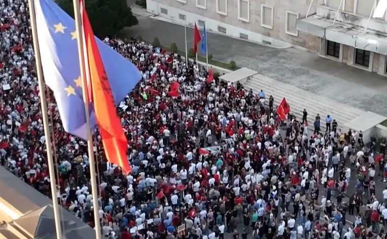 Albanezii protestează împotriva unui proiect de complex turistic legat ...